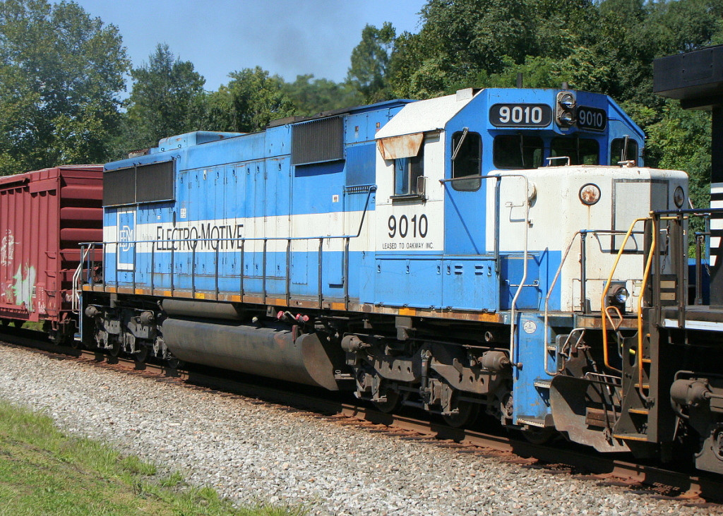 Oakway leased EMDX SD60 #9010 in No. 2 spot